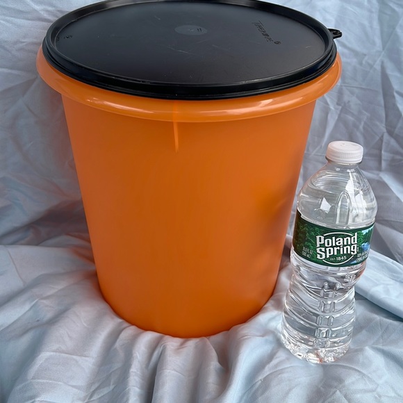 Tupperware | Kitchen | Extra Large Round Tall Tupperware Container ...